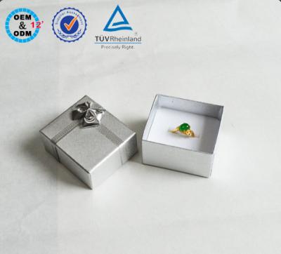Cina Imballaggio di carta iridescente di legno del cappello di Matt Varnish With Ribbon Square dei contenitori di regalo dei gioielli di Siver in vendita