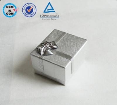 Cina Imballaggio di carta iridescente di legno del cappello di Matt Varnish With Ribbon Square dei contenitori di regalo dei gioielli di Siver in vendita