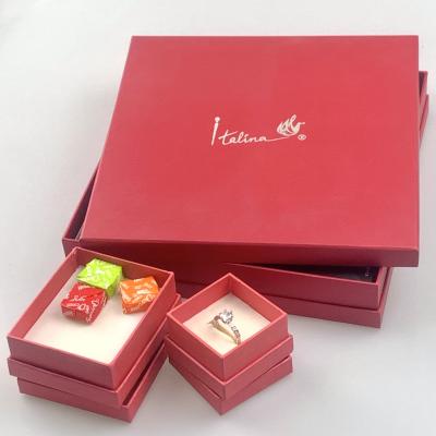 中国 結婚のペーパー ギフト包装箱の赤の広場の銀製の押す宝石類のギフト用の箱 販売のため
