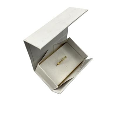 Cina Contenitori di regalo di carta pieghevoli dei gioielli con il logo della stagnola di oro dell'inserzione del velluto della schiuma in vendita