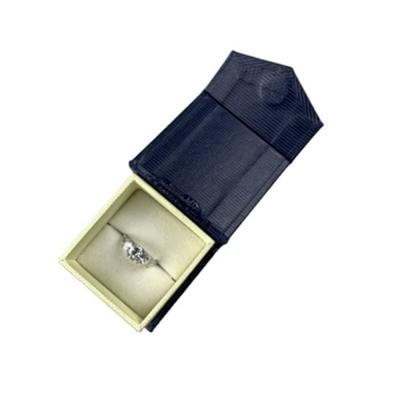 Cina Chiusura magnetica irregolare di carta di Ring Box With Foam Pillow di struttura di colore della miscela in vendita