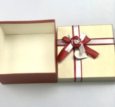 Cina Contenitore d'imballaggio Matt Varnish Pantone Color Printing di regalo di carta iridescente brillante in vendita
