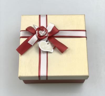 Cina Contenitore d'imballaggio Matt Varnish Pantone Color Printing di regalo di carta iridescente brillante in vendita