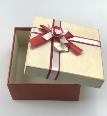 Cina Contenitore d'imballaggio Matt Varnish Pantone Color Printing di regalo di carta iridescente brillante in vendita