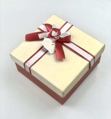 Cina Contenitore d'imballaggio Matt Varnish Pantone Color Printing di regalo di carta iridescente brillante in vendita