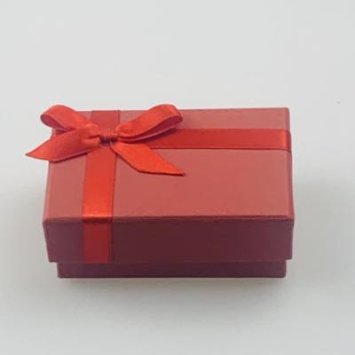 Cina Contenitore d'imballaggio di regalo di carta rosso di rettangolo con l'inserzione della schiuma del nastro per i gioielli di Candy in vendita