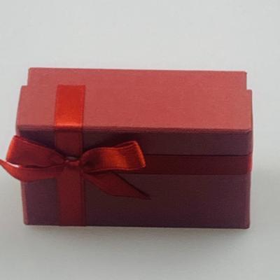 Cina Contenitore d'imballaggio di regalo di carta rosso di rettangolo con l'inserzione della schiuma del nastro per i gioielli di Candy in vendita