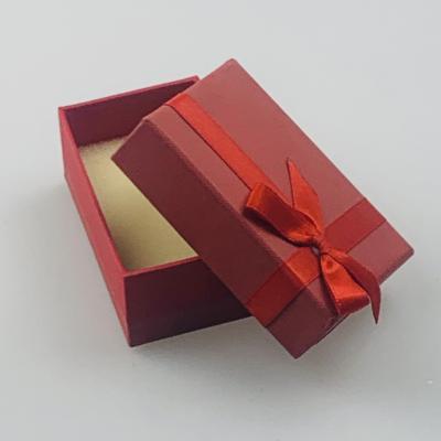 Cina Contenitore d'imballaggio di regalo di carta rosso di rettangolo con l'inserzione della schiuma del nastro per i gioielli di Candy in vendita