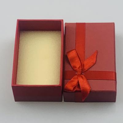 Cina Contenitore d'imballaggio di regalo di carta rosso di rettangolo con l'inserzione della schiuma del nastro per i gioielli di Candy in vendita