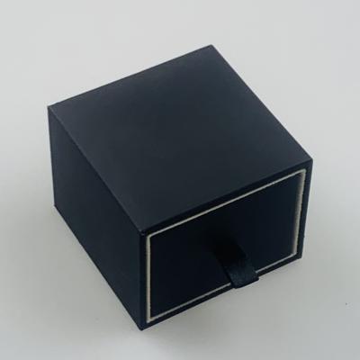 China Inserto de terciopelo suave del joyero del cajón de papel especial negro mate para el empaquetado del anillo del pendiente en venta