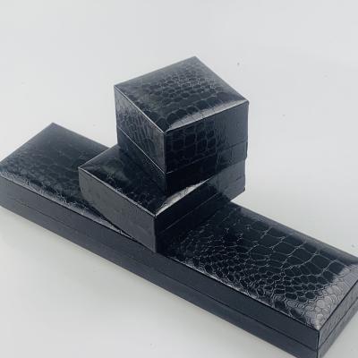 China Rectángulo negro del parte movible del terciopelo del papel de la caja del sistema de la joyería del modelo del cocodrilo en venta
