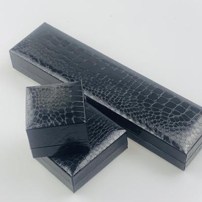 China Rectángulo negro del parte movible del terciopelo del papel de la caja del sistema de la joyería del modelo del cocodrilo en venta