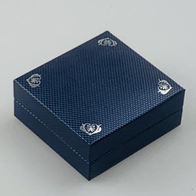 China El azul grabó en relieve la exhibición de empaquetado de Ring Box Silver Stamping Pattern del terciopelo de la joyería blanca de papel del parte movible en venta