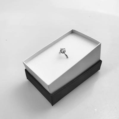 Cina Inserzione della schiuma della scatola di Grey White Print Paper Ring di rettangolo per stoccaggio dei gioielli in vendita