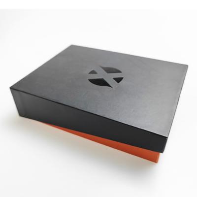 China Imprimiendo el negro Art Paper Gift Packaging Box anaranjado Logo Velvet Slot Inside ULTRAVIOLETA del USB en venta