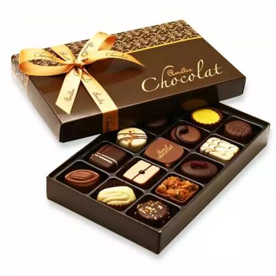 China La caja de regalo del chocolate del OEM de la fábrica modifica la bandeja plástica del papel para requisitos particulares de impresión dentro con las cintas en venta