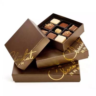 Cina Confezione regalo di cioccolato OEM di fabbrica Personalizza il vassoio di plastica della carta da stampa all'interno con nastri in vendita