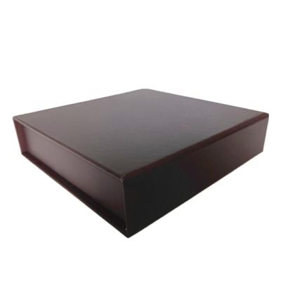 Cina Scatola per imballaggio di cioccolato progettata popolare Carta patinata marrone Inserto in carta per carte dorate con laminazione opaca con chiusura magnetica in vendita
