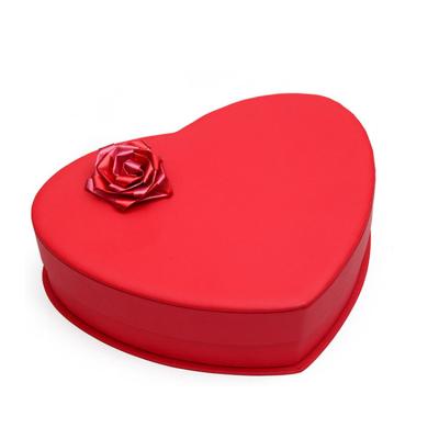 Cina Scatola per cioccolatini dal design personalizzato interno in carta patinata a forma di cuore rosso con interno in carta patinata in vendita