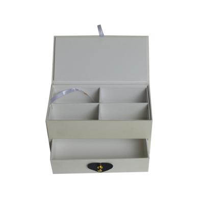 Cina cartone unico su ordinazione della fabbrica con la scatola d'imballaggio del cassetto di Libro Bianco per il regalo dei gioielli in vendita