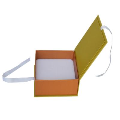 Cina Inserzione aperta d'imballaggio di carta della schiuma della falda del contenitore di regalo di Brown del braccialetto con il nastro in vendita