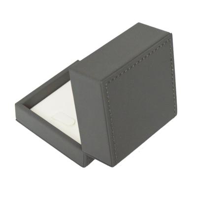 Cina La falda bianca di Grey Leather Jewelry Packaging Open ha personalizzato doppio Ring Box in vendita