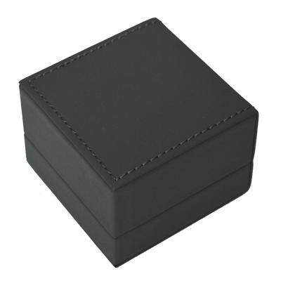 Cina La falda bianca di Grey Leather Jewelry Packaging Open ha personalizzato doppio Ring Box in vendita