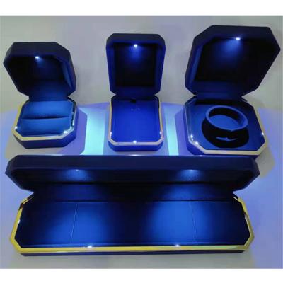 Cina Velluto di forma del fiore del cuore che allinea l'oro verde blu del contenitore di gioielli del LED rosso in vendita