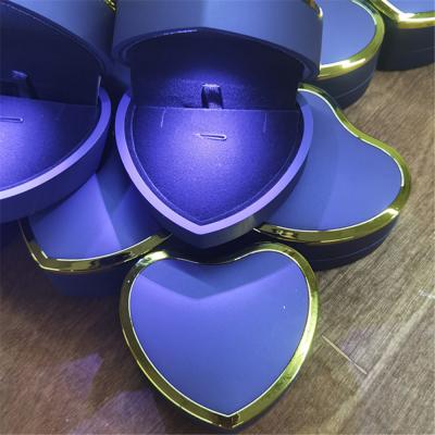 Cina Velluto di forma del fiore del cuore che allinea l'oro verde blu del contenitore di gioielli del LED rosso in vendita