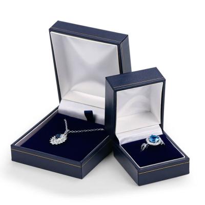 Cina Il contenitore di regalo di plastica di carta delle similpelle con la linea dell'oro inserisce il velluto bianco Ring Display Box del raso in vendita