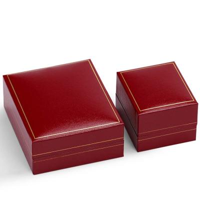 Cina Il contenitore di regalo di plastica di carta delle similpelle con la linea dell'oro inserisce il velluto bianco Ring Display Box del raso in vendita