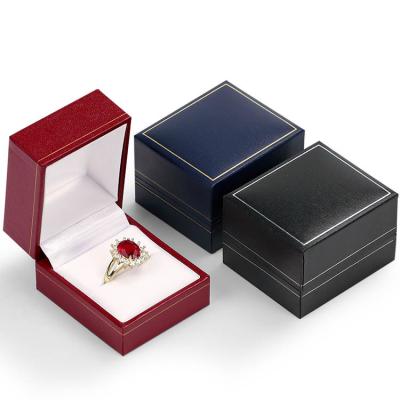 Cina Il contenitore di regalo di plastica di carta delle similpelle con la linea dell'oro inserisce il velluto bianco Ring Display Box del raso in vendita