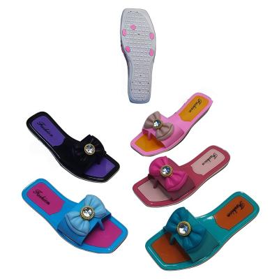China Women PVC Bow Slippers with Rhinestone Decoration Flat Beach Sandals for sale