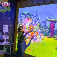China Interactive Drawing Game 3D Immersive Wall Projector 3800 Lumens 10 Scenes for sale