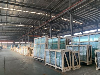 China Bouw- en industrieel helder decoratief gehard geïsoleerd glas voor commercieel bouwmateriaal getinte glazen gordijnen Te koop