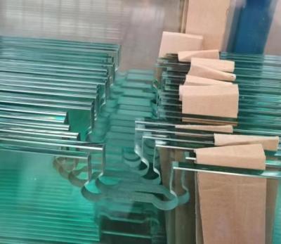 Cina 1.5mm 1.8mm 2mm Spessore trasparente vetro galleggiante per costruzioni in vendita