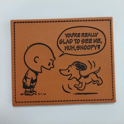 China In reliëf gemaakt die Pu/het Flardetiket van het Metaalleer voor Klerenkledingstuk wordt aangepast for sale