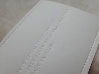 China Eco - Vriendschappelijke In reliëf gemaakte het Embleemflarden van Pu Leer voor de Kleur van Jeanspantone Te koop