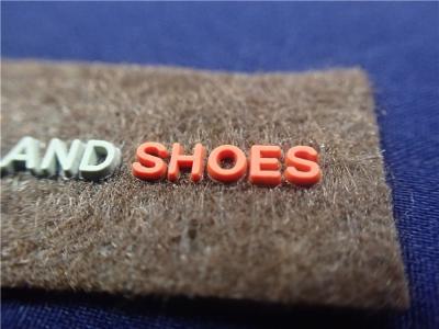 China A roupa feita sob encomenda de OEKO remenda o logotipo tecido da forma 3D da cor do dobro da modelação por injeção sobre não - for sale