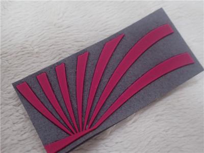 China Rode 3D Rubberflarden voor Kledingstuk Zachte Grijze Microfiber met het Embleem van het Injectiesilicone for sale