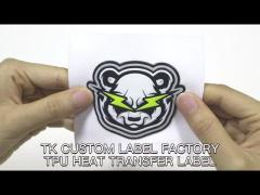 A transferência térmica gravada feita sob encomenda Tpu da camisa do logotipo T do nome etiqueta para o vestuário