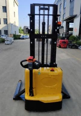 Cina Stacker estremamente sicuro e stabile da 1,6 tonnellate 3,5 m 4 m walkie-talkie Full Electric Stacker con gambe a cavallo e forchetta forgiata in vendita