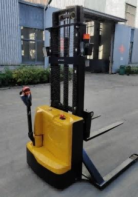 Cina Stacker estremamente sicuro e stabile da 1,6 tonnellate 3,5 m 4 m walkie-talkie Full Electric Stacker con gambe a cavallo e forchetta forgiata in vendita