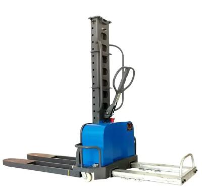 Cina Motore a corrente continua 500 kg 600 kg 700 kg capacità impilatore portatile elettrico carrello elevatore autoalimentato per il carico e lo scarico a risparmio di spazio in vendita