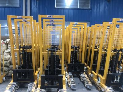 Cina Pompa integrata di 1,5 tonnellate e 1,6 metri, impilatore manuale con forchette forgiate regolabili per pallet a due piani in vendita
