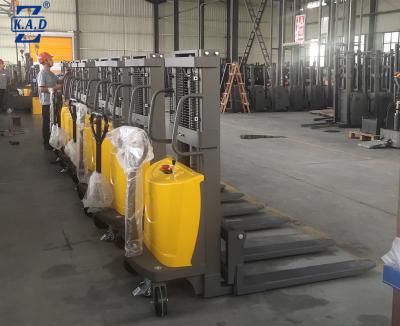 Cina Vendita a caldo impilatore di pallet semielettrico su misura da 1,5 tonnellate a 3 metri in vendita