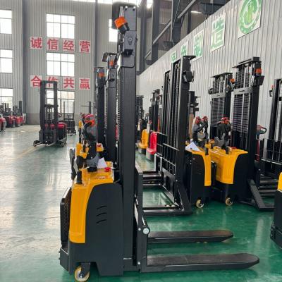 Cina Peso leggero 1500kg 3000mm pallet stacker facile da controllare tutto elettrico straddle forklift stacker in vendita