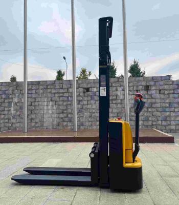 Cina Sollevamento 2m 3m 4m walkie stacker elettrico stacker idraulico Capacità di carico 1.6t 2t 2.5t batteria 24V stacker elettrico in vendita