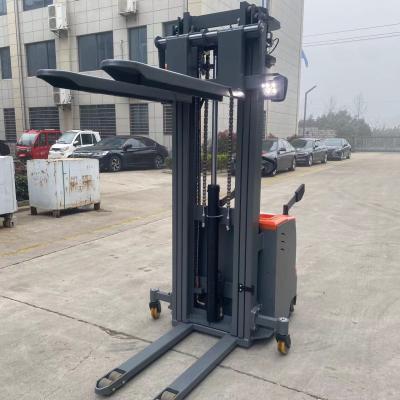 Cina Impianto di imballaggio per pallet elettrico completo da 2 tonnellate con altezza di sollevamento massima di 7 m in vendita