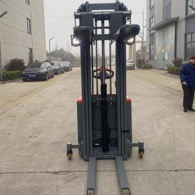 Cina Piede personalizzato di 1,2 tonnellate, 1,6 tonnellate e 2 tonnellate, impilatore di pallet elettrici con alberi triplici in vendita